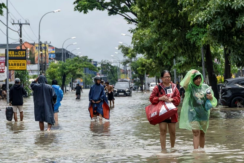 Flash floods in Indonesia's North Sulawesi kill 14, four still missing ...
