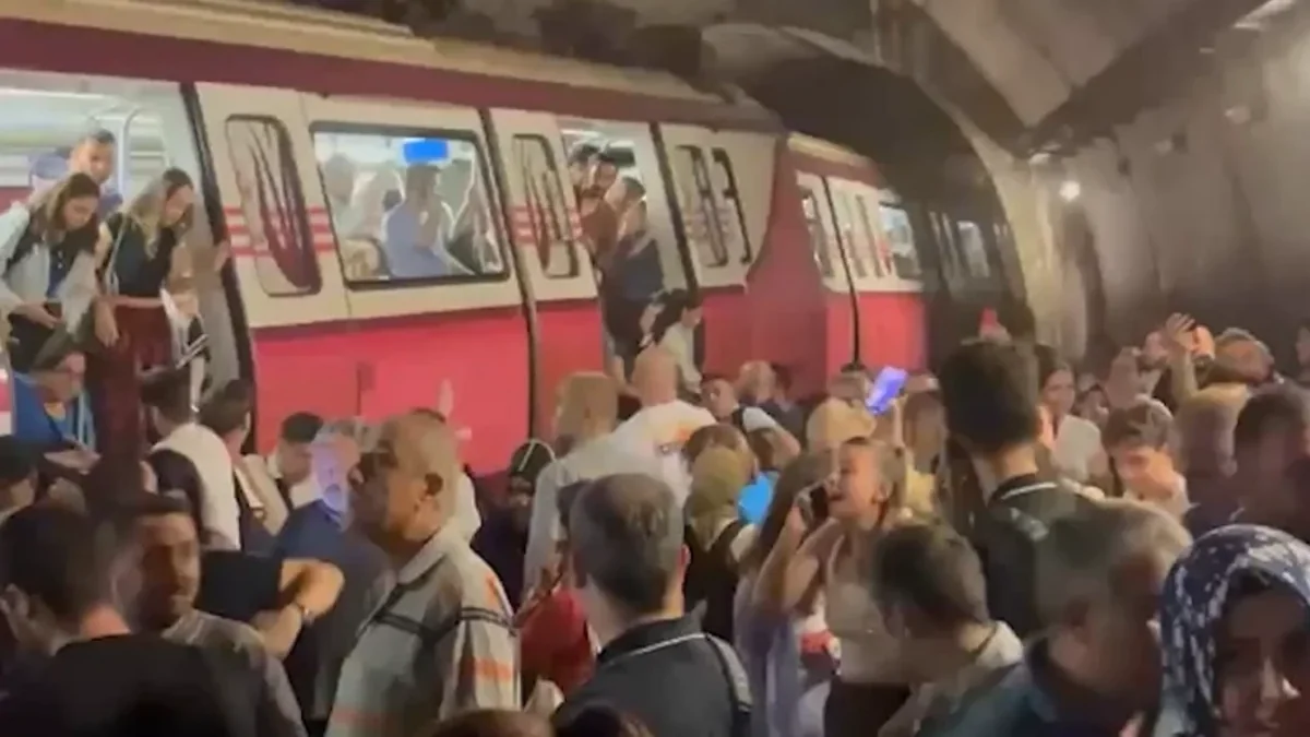 Train bound for Sabiha Gökçen Airport derails in Istanbul metro | Report.az