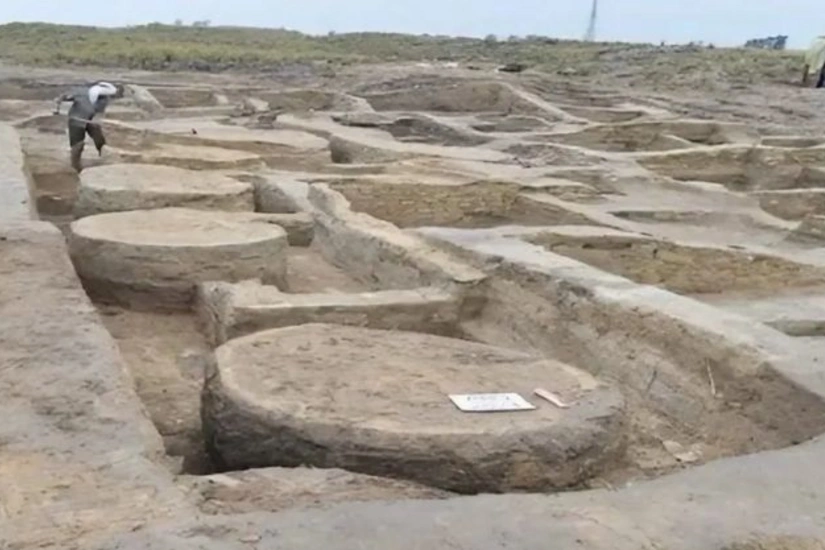 Archaeologists unearth ancient Egyptian military barracks and artifacts ...