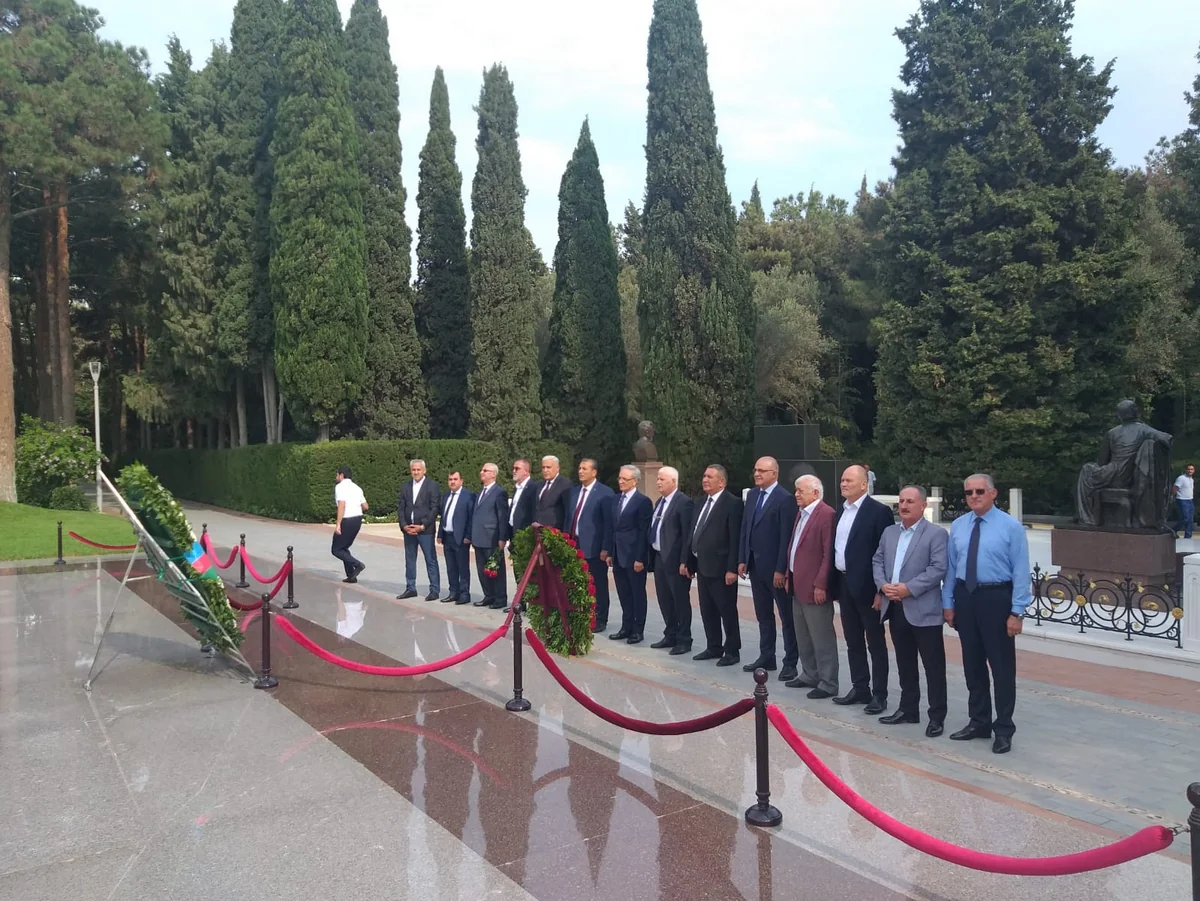 Group of 8th Congress of Journalists participants visit graves of ...
