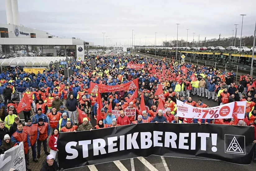 Volkswagen workers in Germany strike again amid job cut fears | Report.az