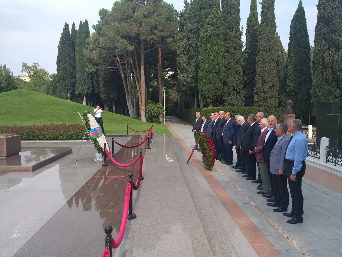 Group of 8th Congress of Journalists participants visit graves of ...
