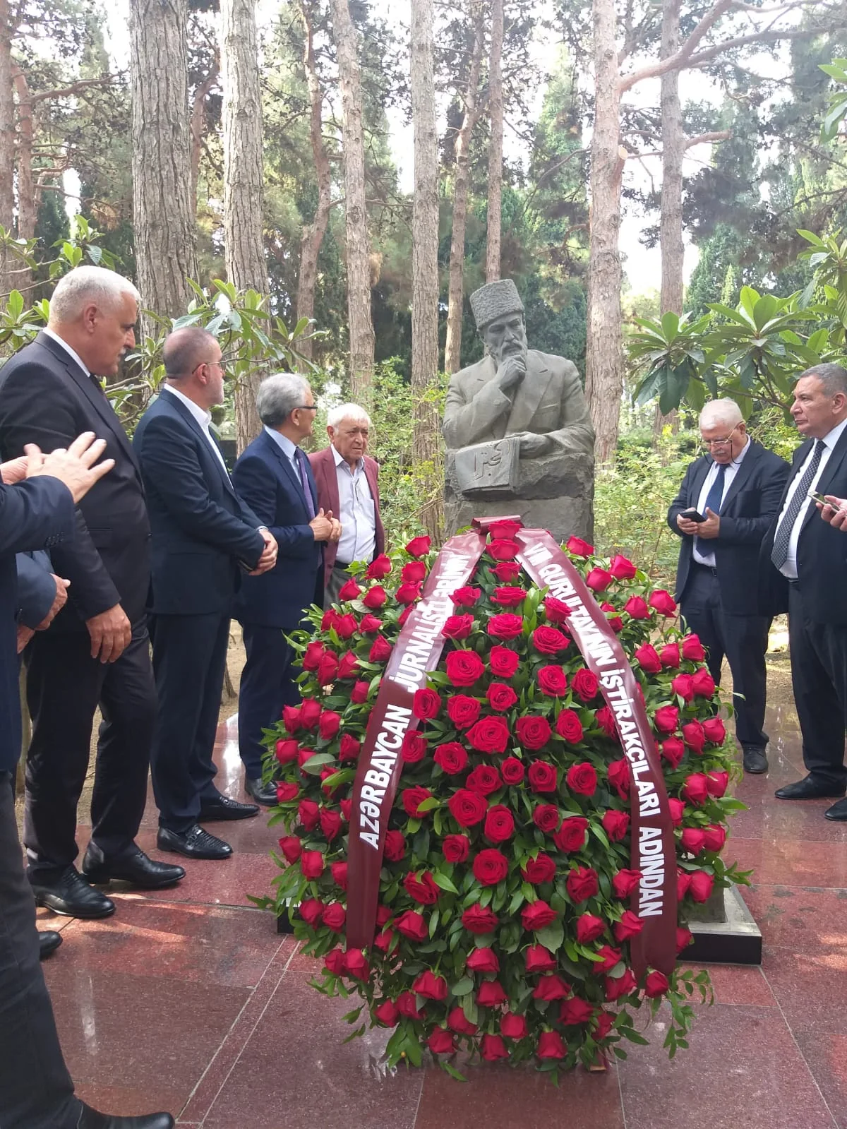 Group of 8th Congress of Journalists participants visit graves of ...