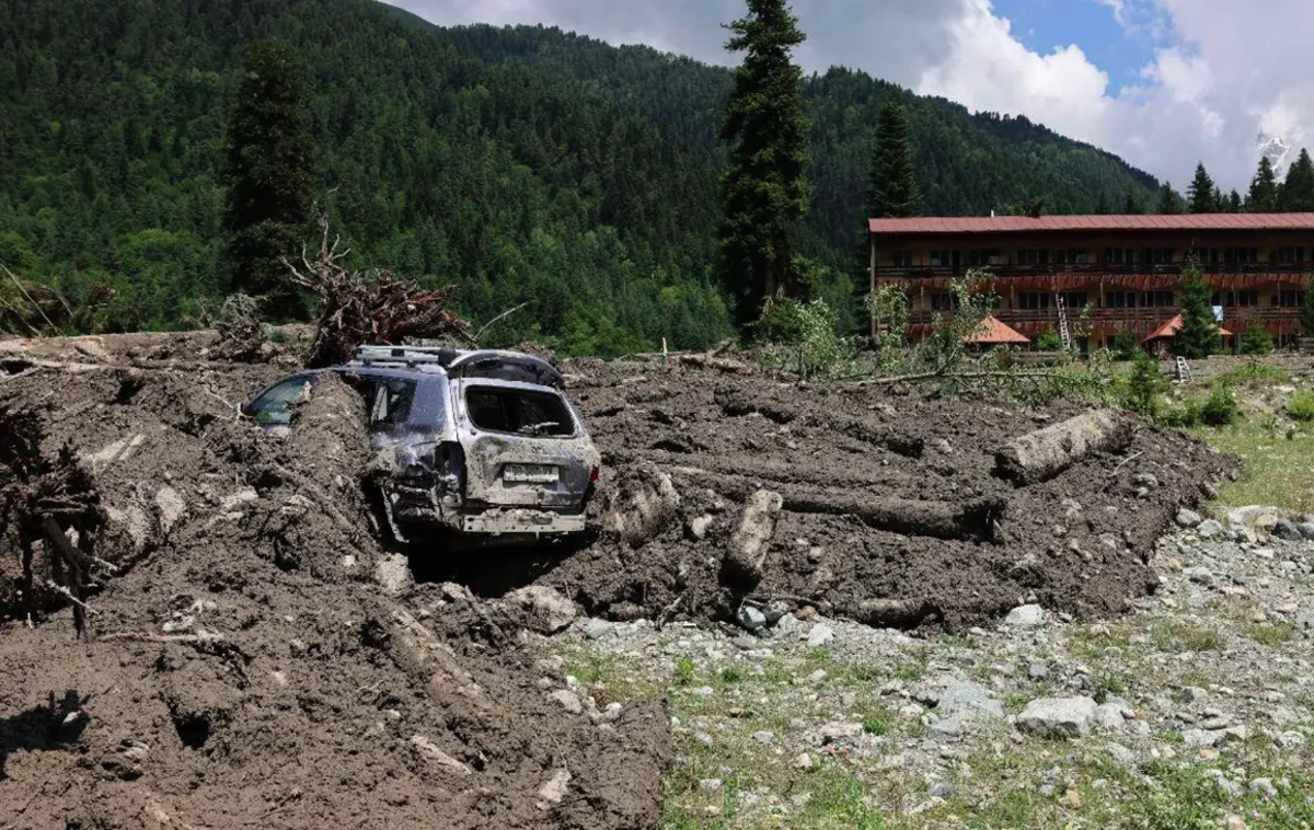 Georgian rescuers search for 12 people after landslide in Shovi | Report.az