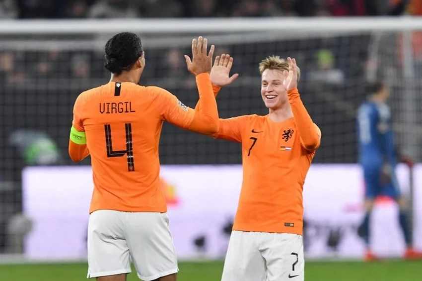 Niderland yığmasının iki futbolçusu Millətlər Liqası matçını buraxacaq ...
