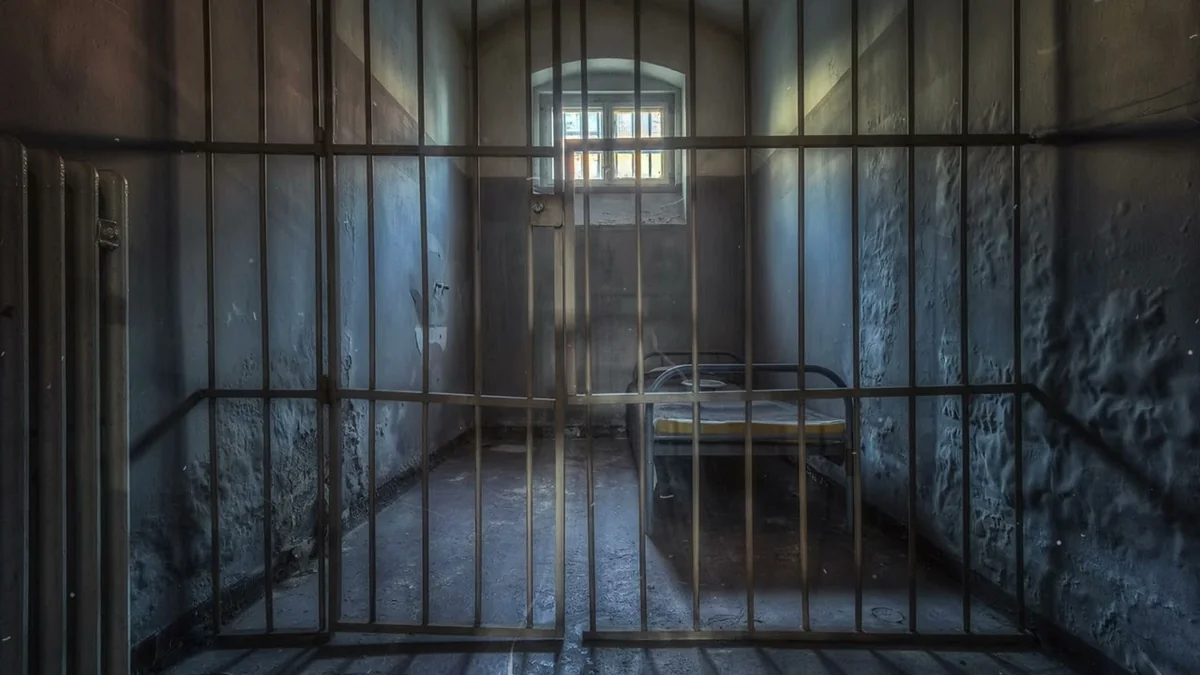 Over 200 inmates escape from prison following heavy flooding in Nigeria ...